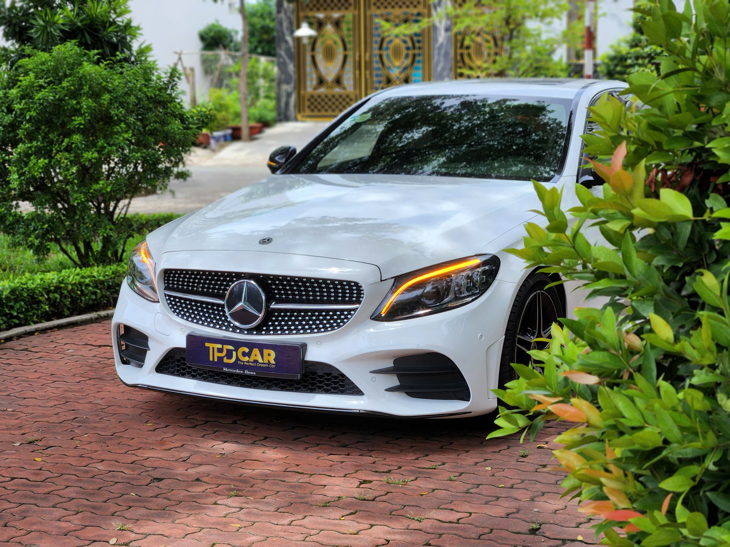 Xe C300 trắng nội thất đen Đã Qua Sử Dụng